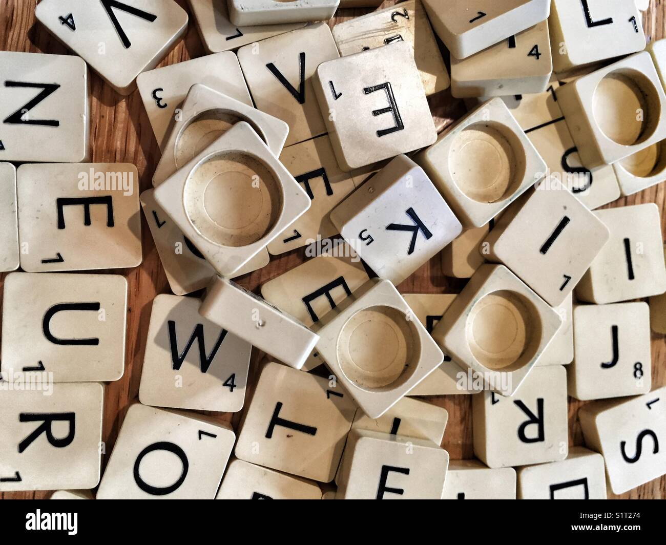 Scrabble board mit worten -Fotos und -Bildmaterial in hoher Auflösung ...