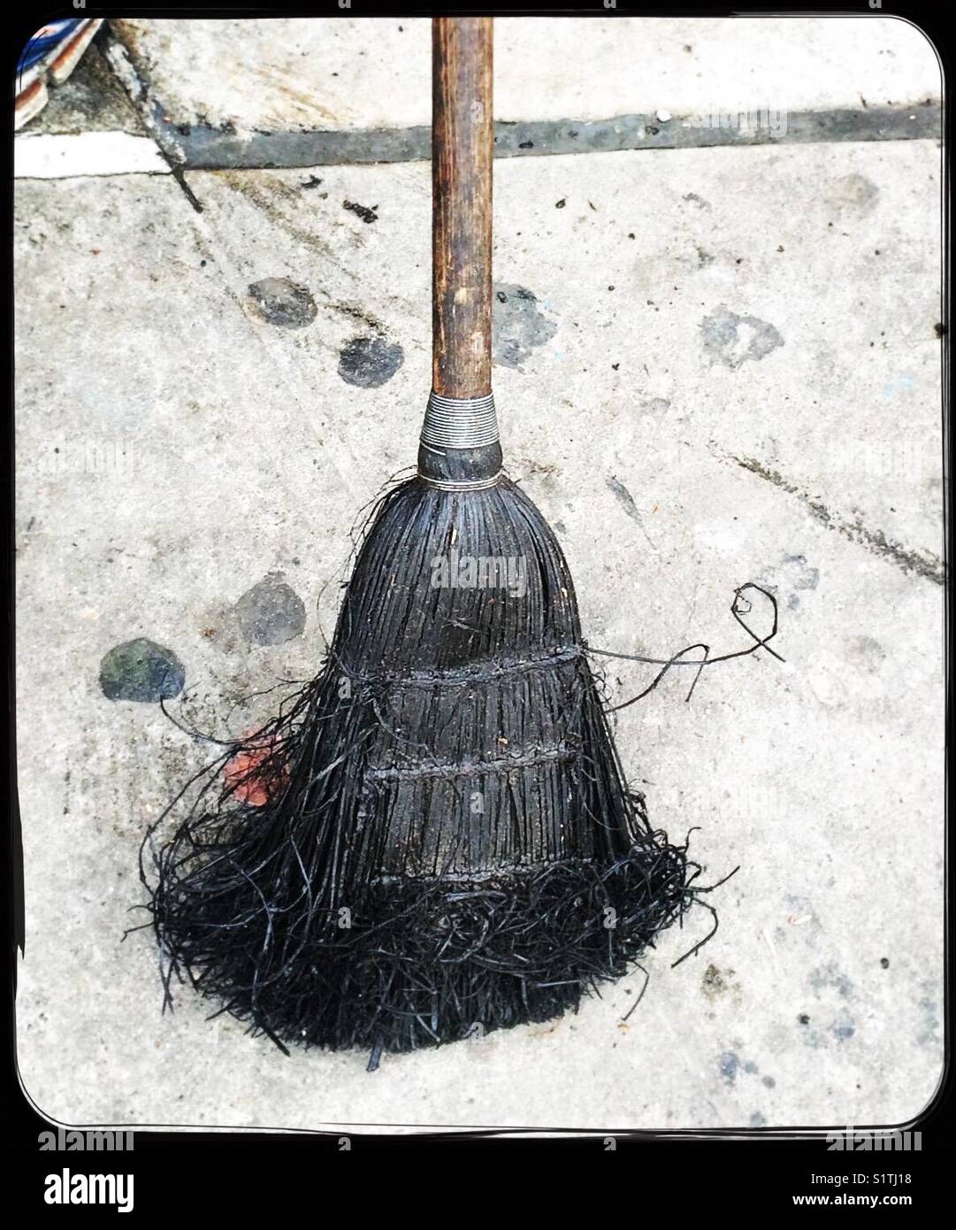 Handle of broom -Fotos und -Bildmaterial in hoher Auflösung – Alamy