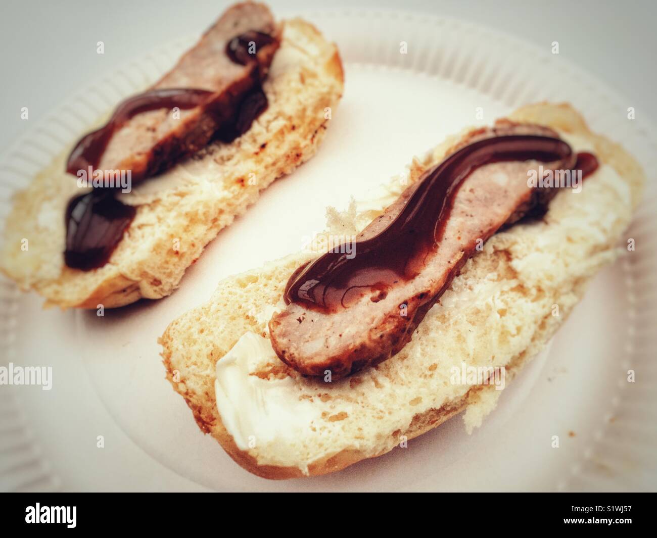 Wurst mit Brauner Soße auf gebuttertes Brötchen Stockfotografie - Alamy