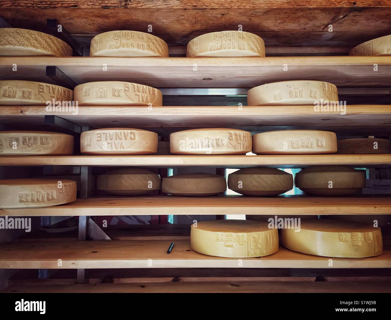 Montasio Cheese Stockfotos und -bilder Kaufen - Alamy