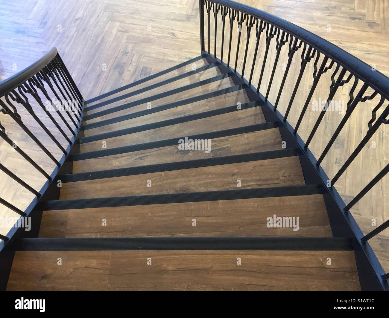 Gebogene holztreppe -Fotos und -Bildmaterial in hoher Auflösung – Alamy