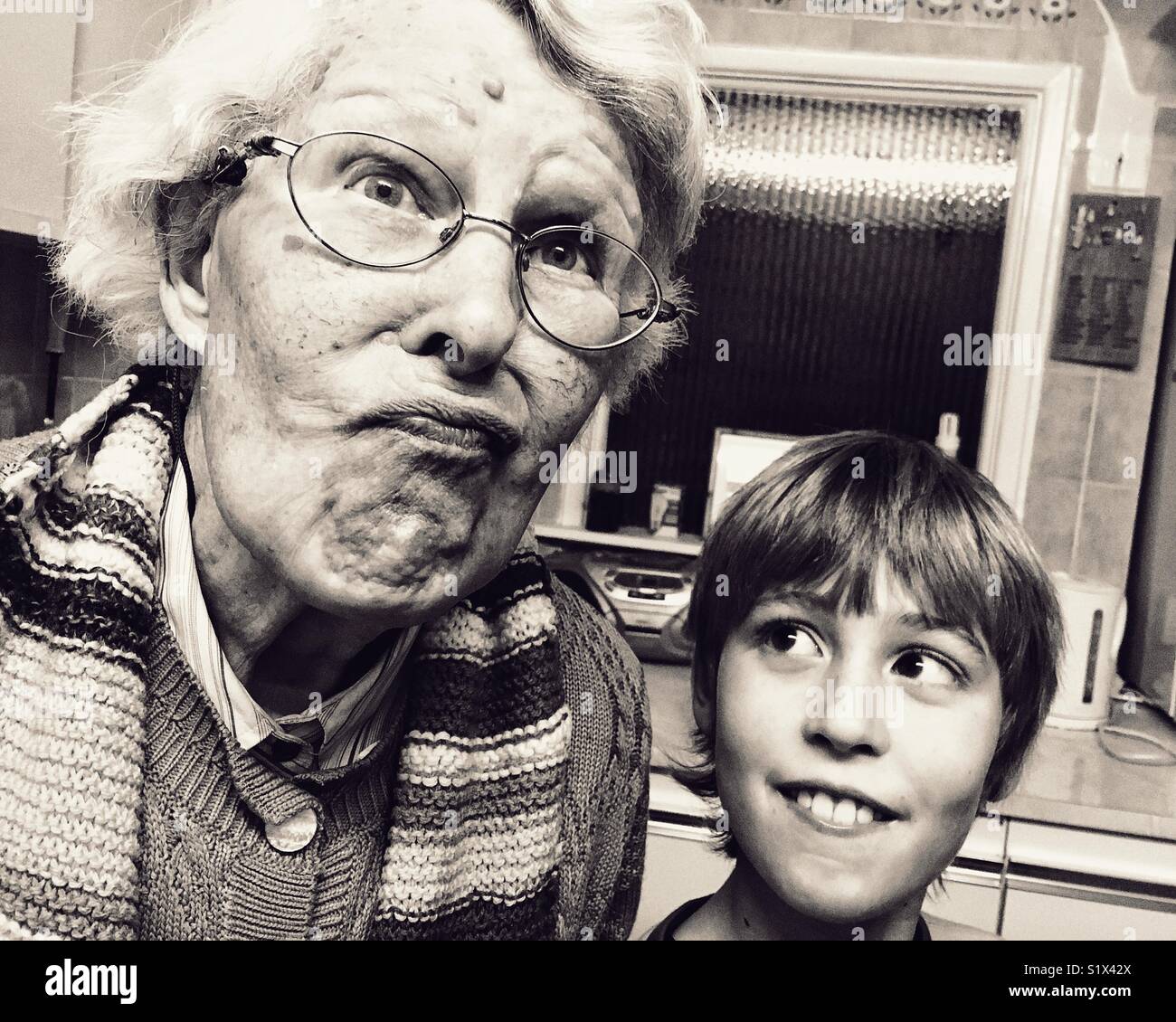 Alte Dame und ein junger Mann Stockfotografie - Alamy