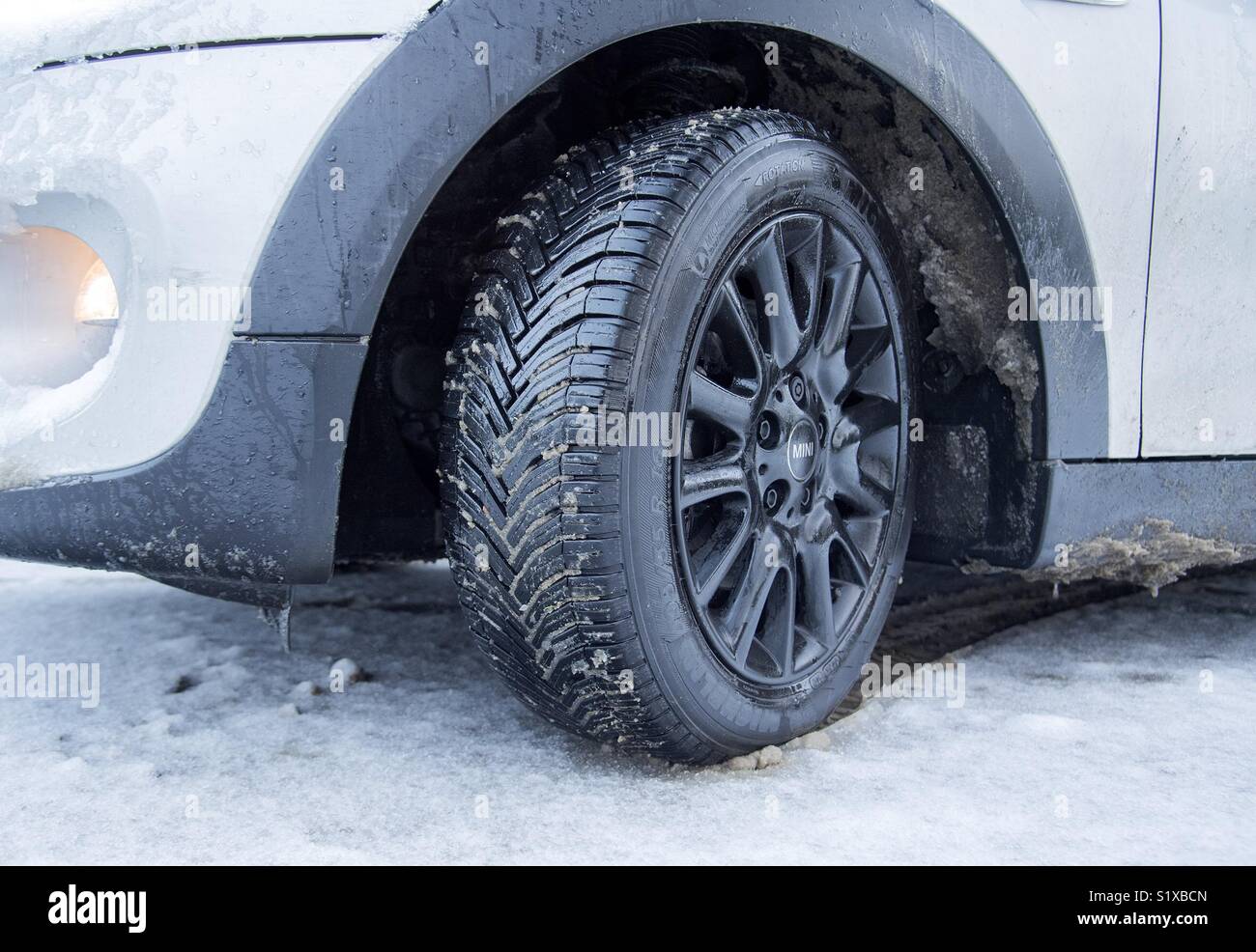 Autofahren und schlechtes wetter -Fotos und -Bildmaterial in hoher ...
