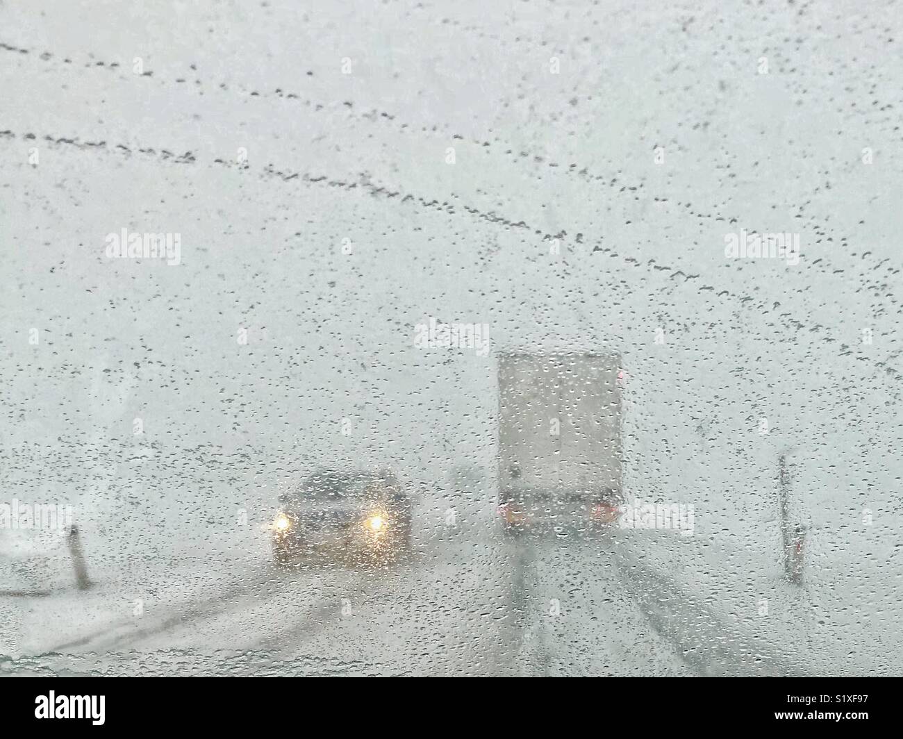 Auto steckt im schnee -Fotos und -Bildmaterial in hoher Auflösung – Alamy