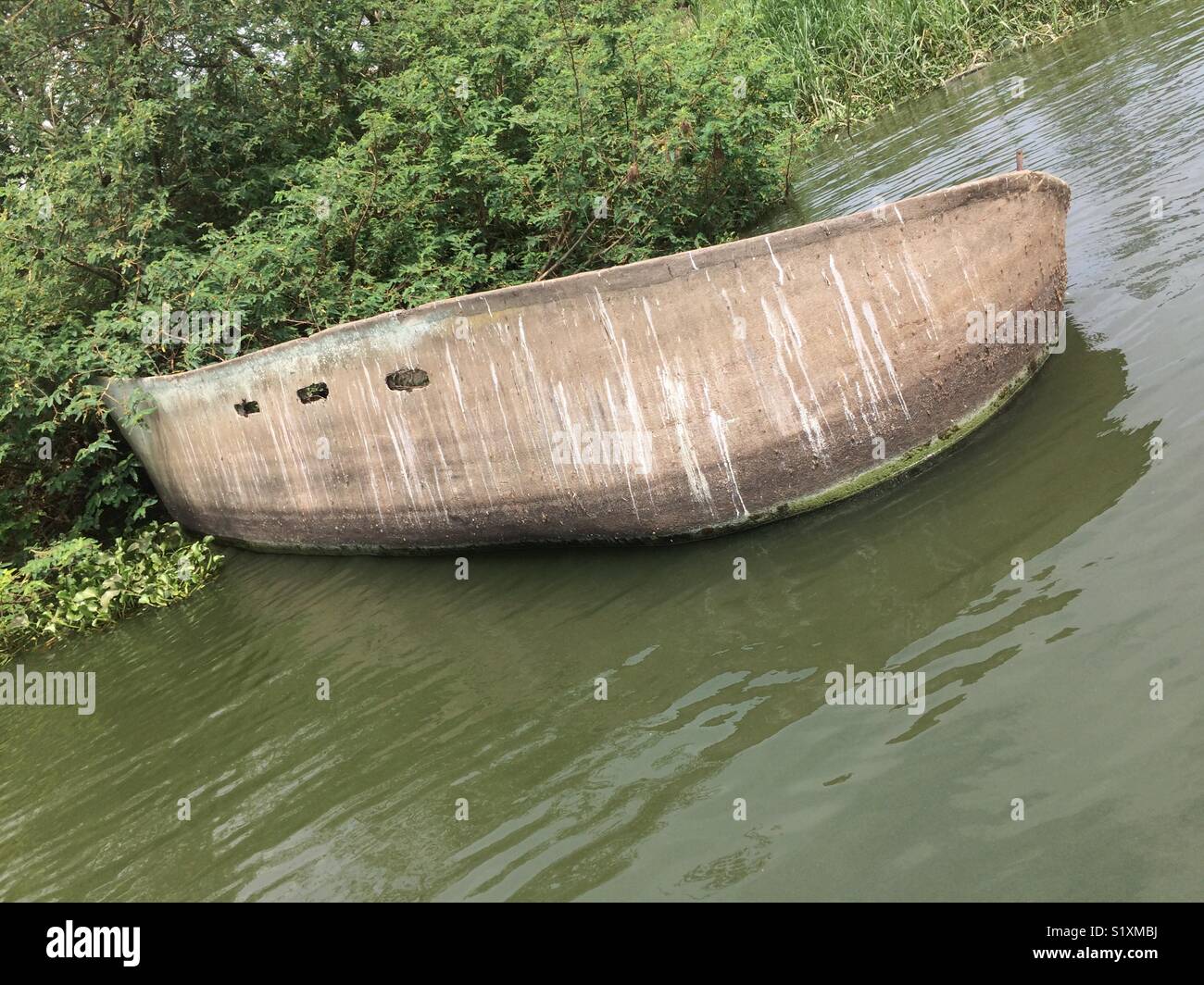 Halb versunkenes boot -Fotos und -Bildmaterial in hoher Auflösung – Alamy