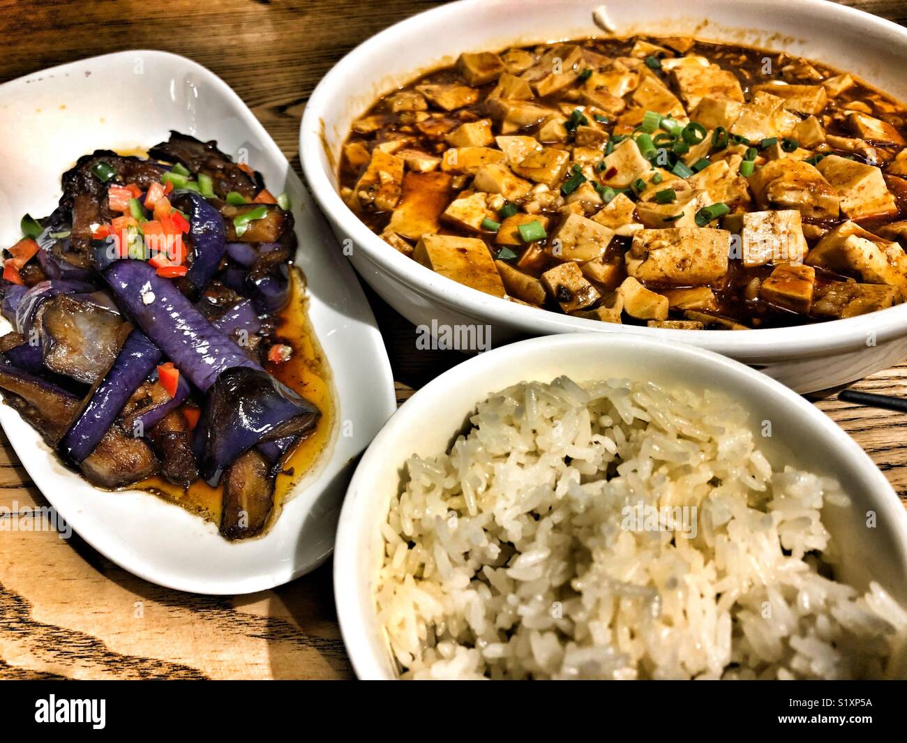 Chinese food dishes -Fotos und -Bildmaterial in hoher Auflösung – Alamy