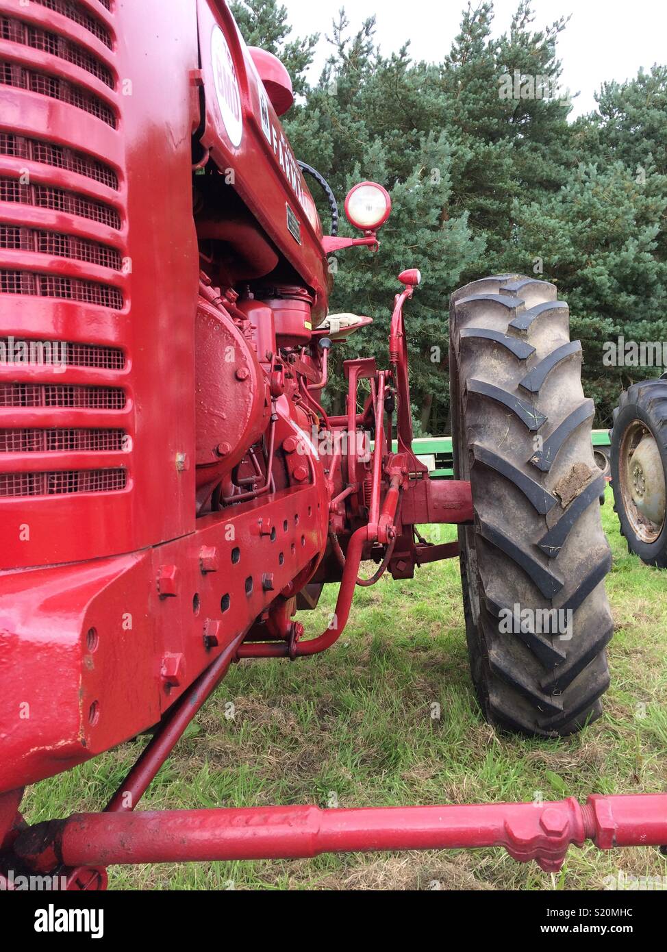 Roter vintage traktor -Fotos und -Bildmaterial in hoher Auflösung – Alamy