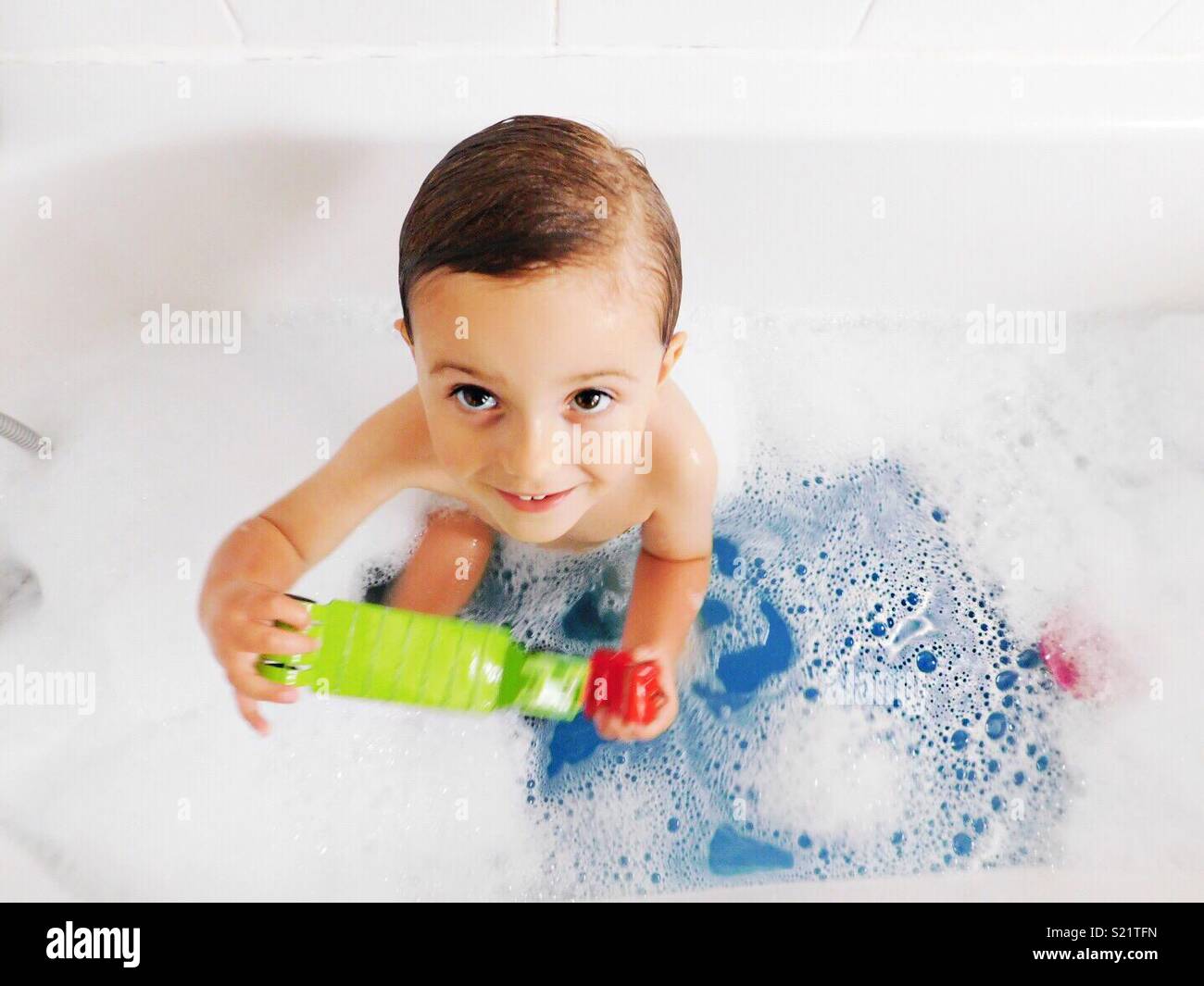 Kinder in badewanne -Fotos und -Bildmaterial in hoher Auflösung – Alamy