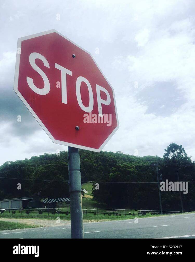 Stoppschild himmel bäume -Fotos und -Bildmaterial in hoher Auflösung ...