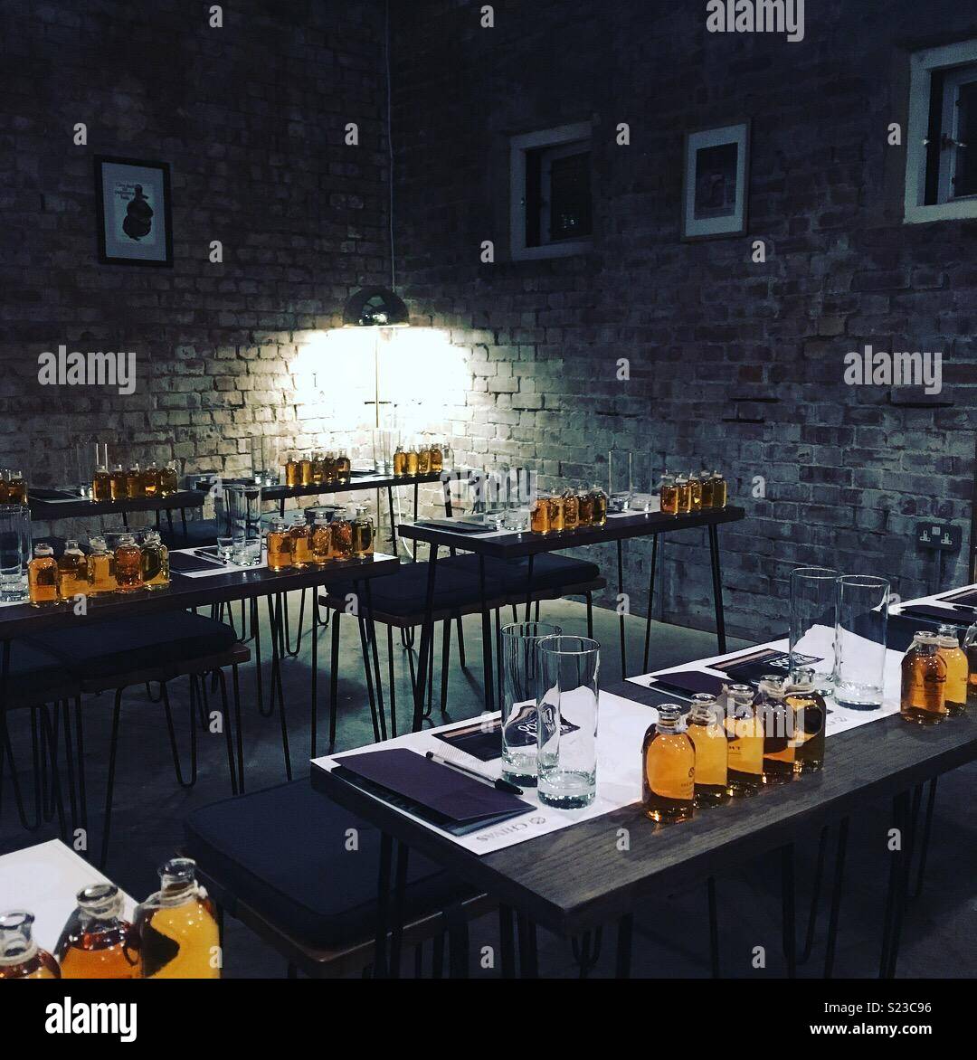 Tasting whisky -Fotos und -Bildmaterial in hoher Auflösung – Alamy