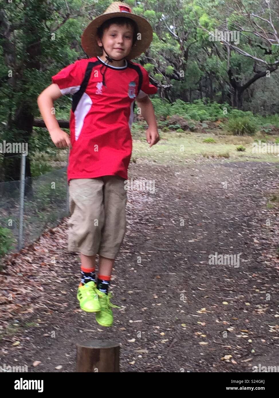 Kind hochsprung -Fotos und -Bildmaterial in hoher Auflösung – Alamy