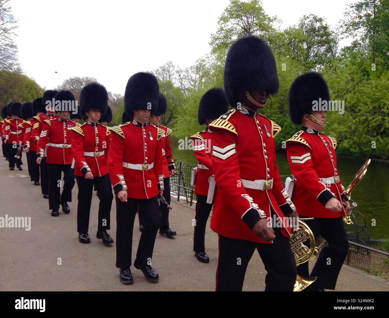 Queens guards -Fotos und -Bildmaterial in hoher Auflösung – Alamy