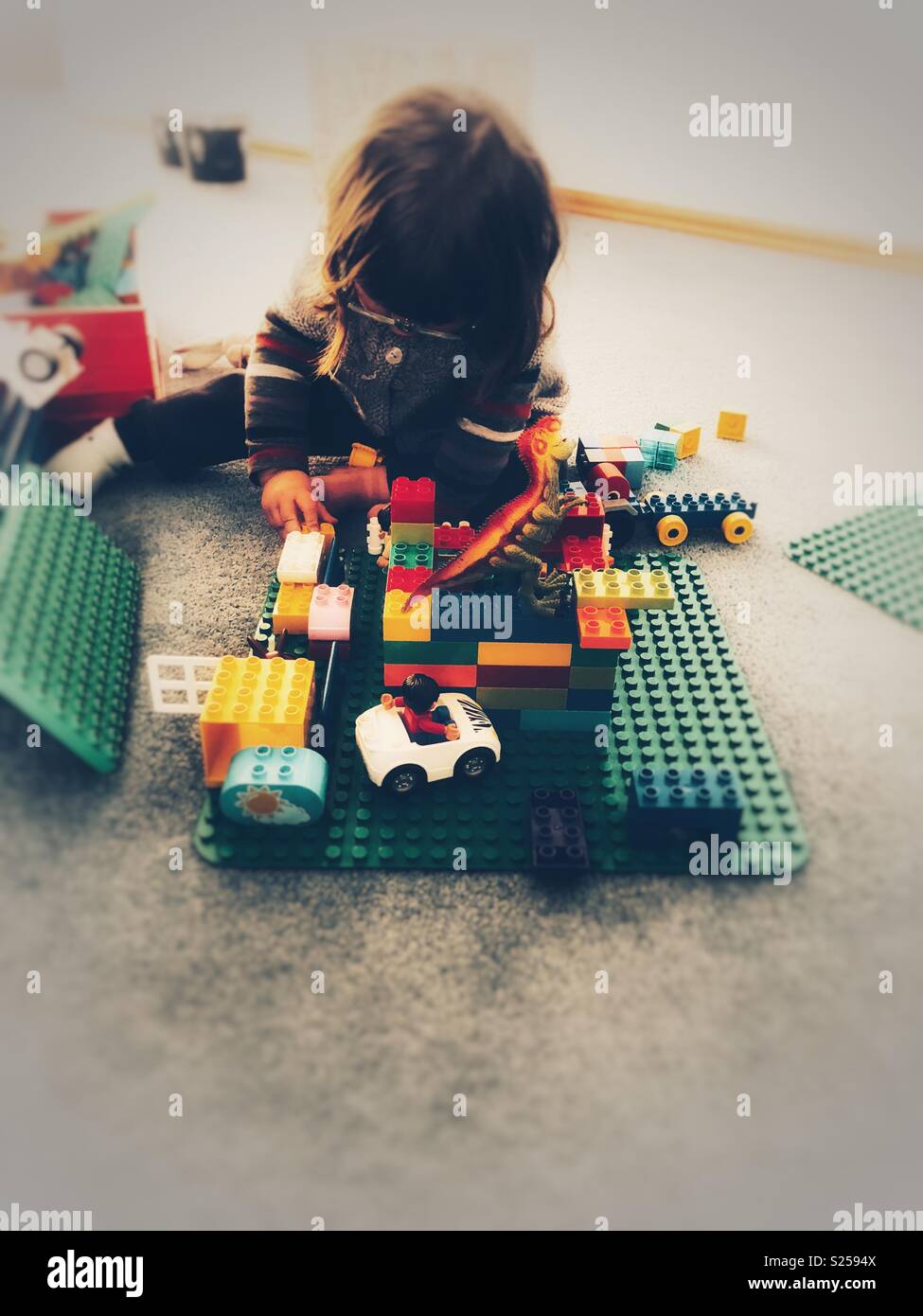 Kind spielt mit lego -Fotos und -Bildmaterial in hoher Auflösung – Alamy