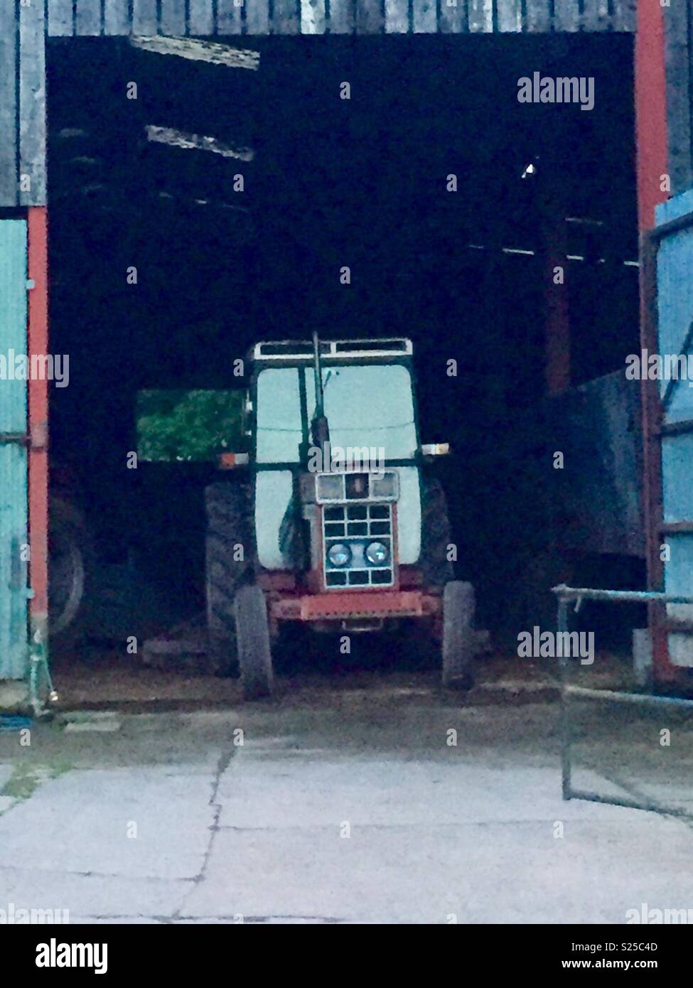 Traktor scheune -Fotos und -Bildmaterial in hoher Auflösung – Alamy