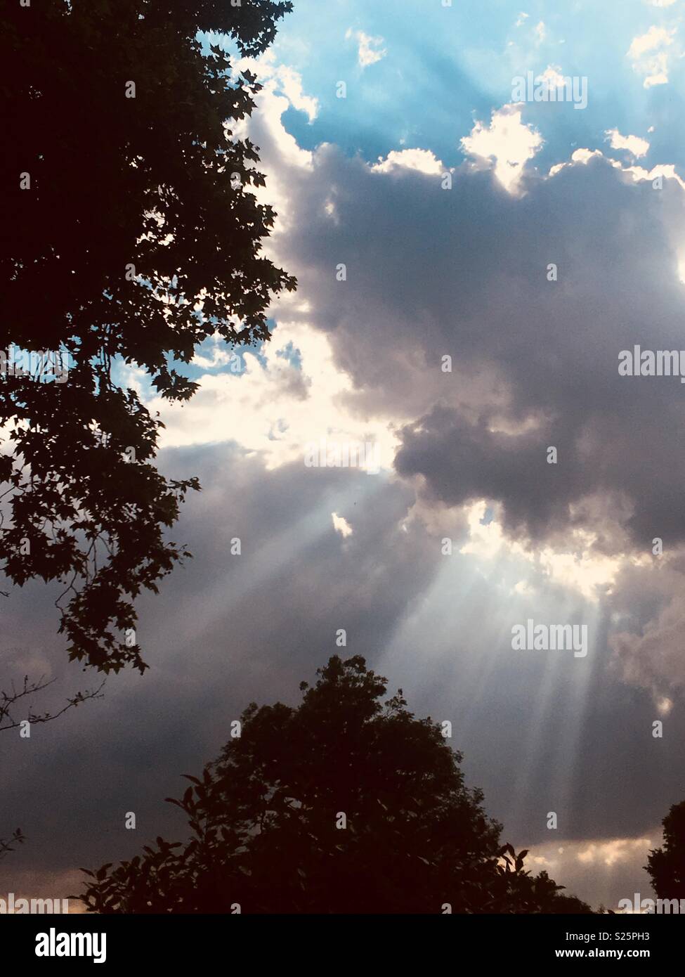 Lichtstrahlen durch die wolken -Fotos und -Bildmaterial in hoher ...