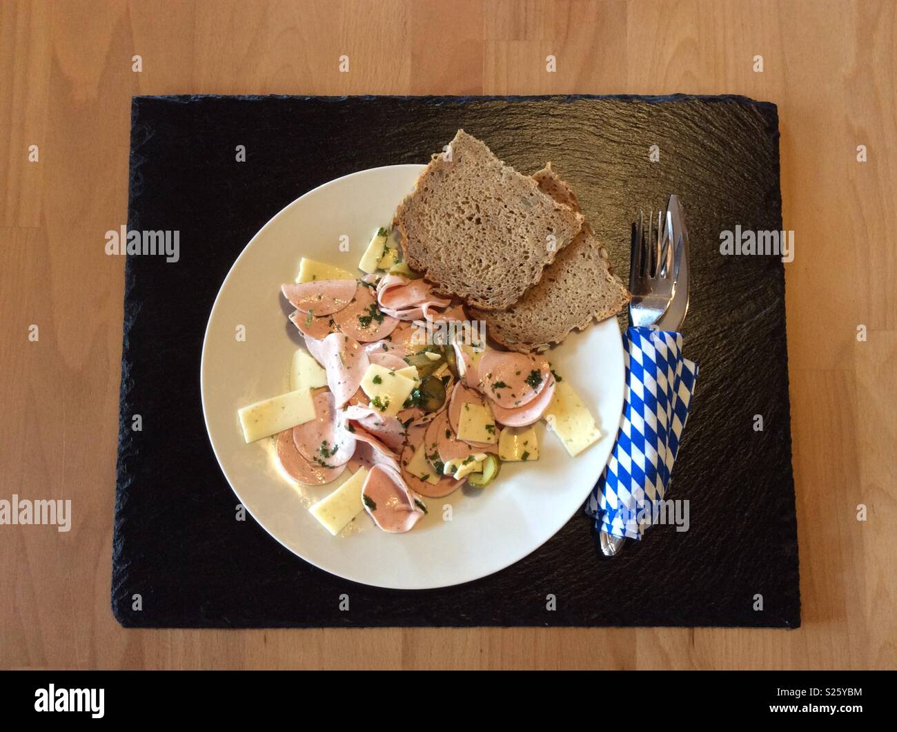 Bayerische Wurst und Käse Salat auf Holztisch im traditionellen ...