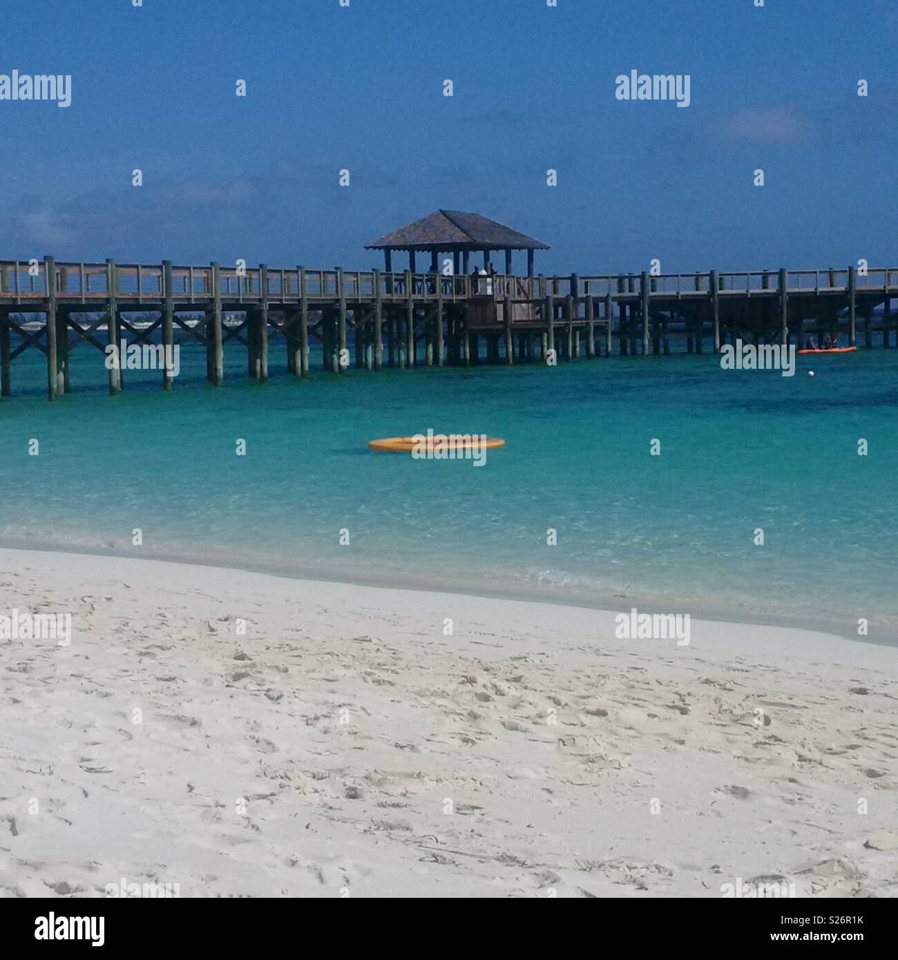 Holzsteg strand meer -Fotos und -Bildmaterial in hoher Auflösung – Alamy