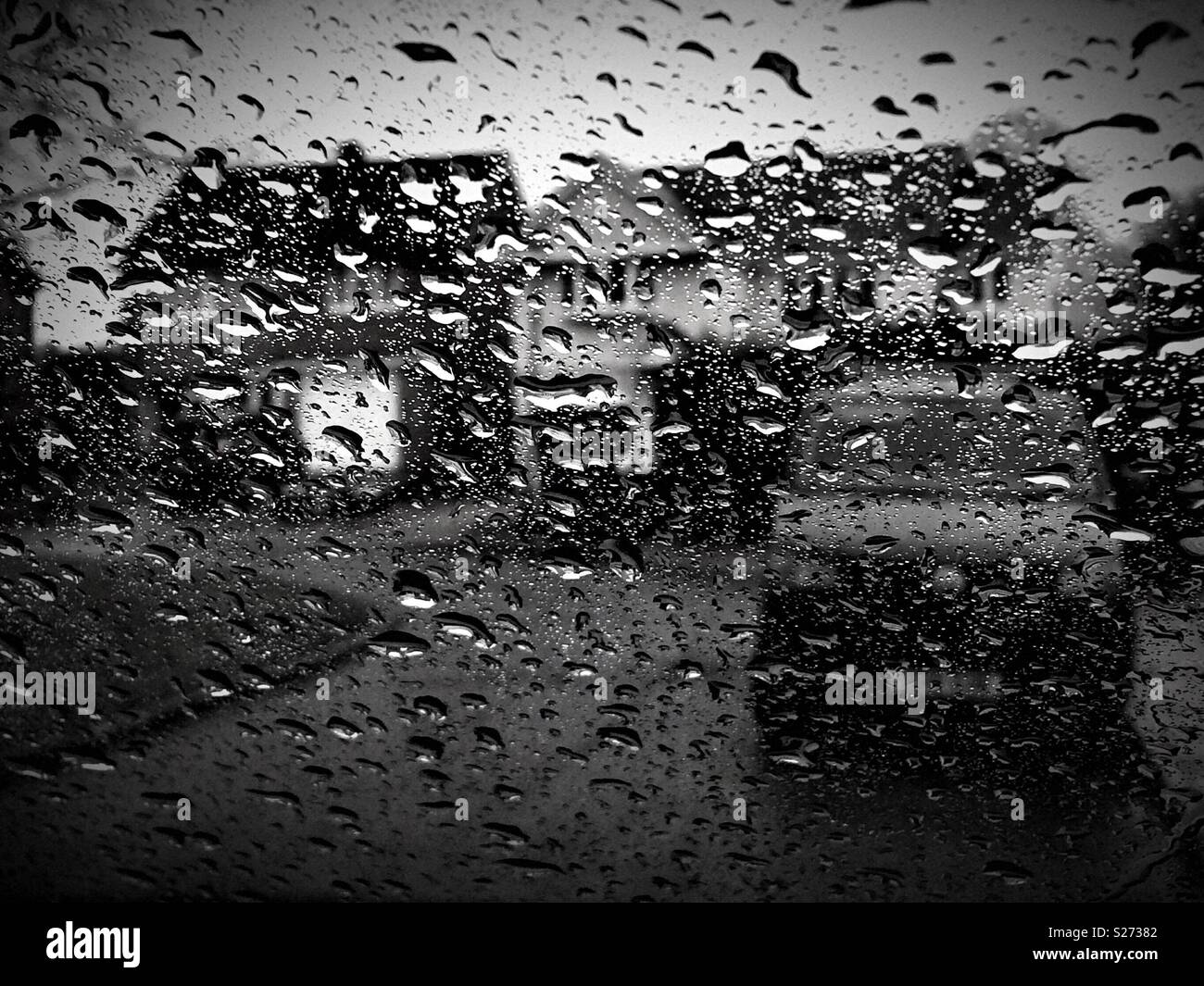 Blick durch die Autoscheibe im Regen Stockfotografie - Alamy