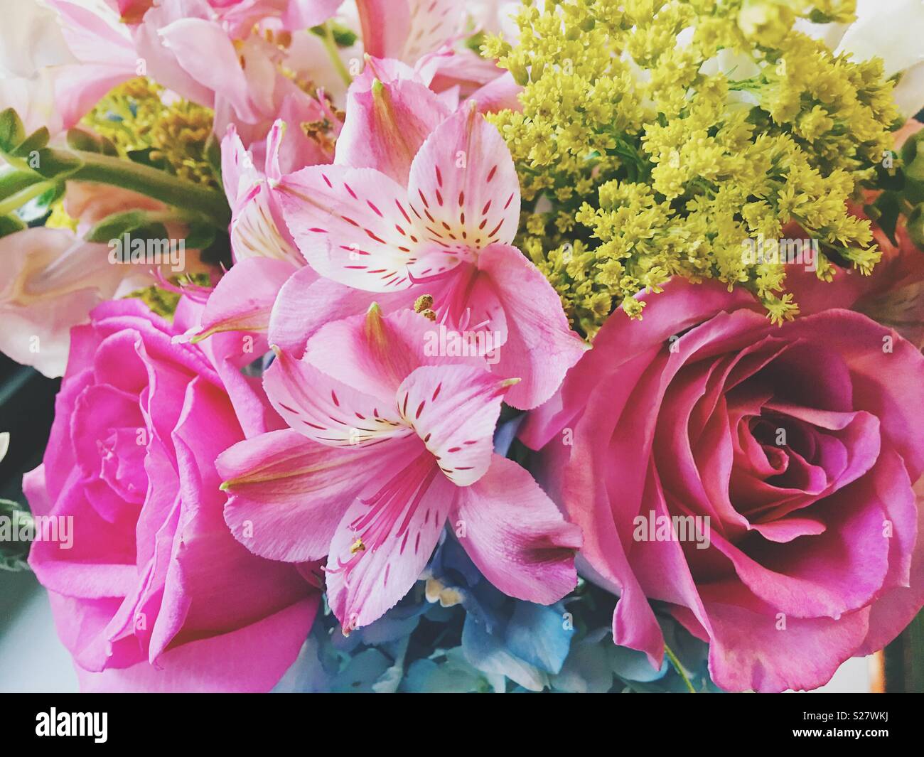 Rosa blumenarrangement -Fotos und -Bildmaterial in hoher Auflösung – Alamy