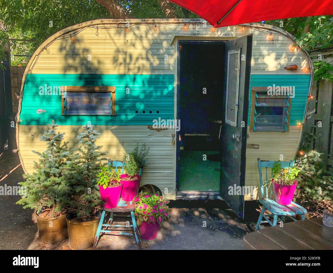 Old camper van -Fotos und -Bildmaterial in hoher Auflösung – Alamy