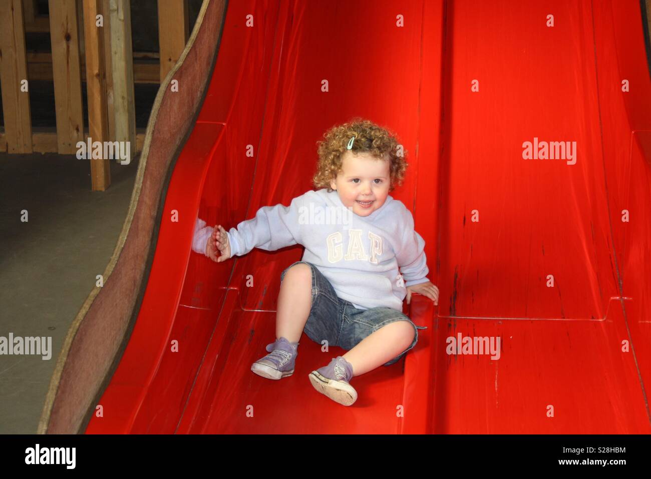 Rote rutsche -Fotos und -Bildmaterial in hoher Auflösung – Alamy