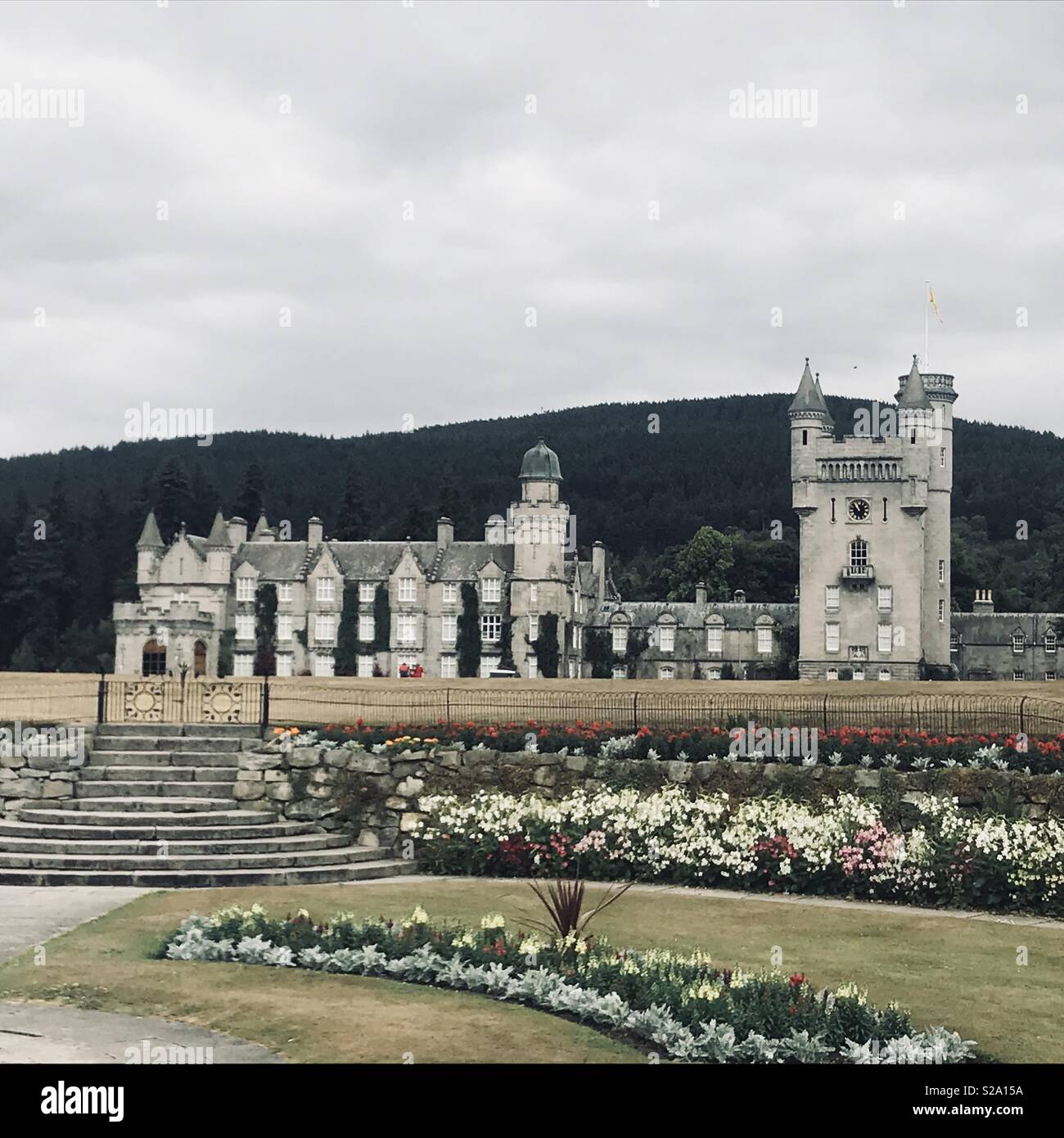 Balmoral castle queen elizabeth -Fotos und -Bildmaterial in hoher ...