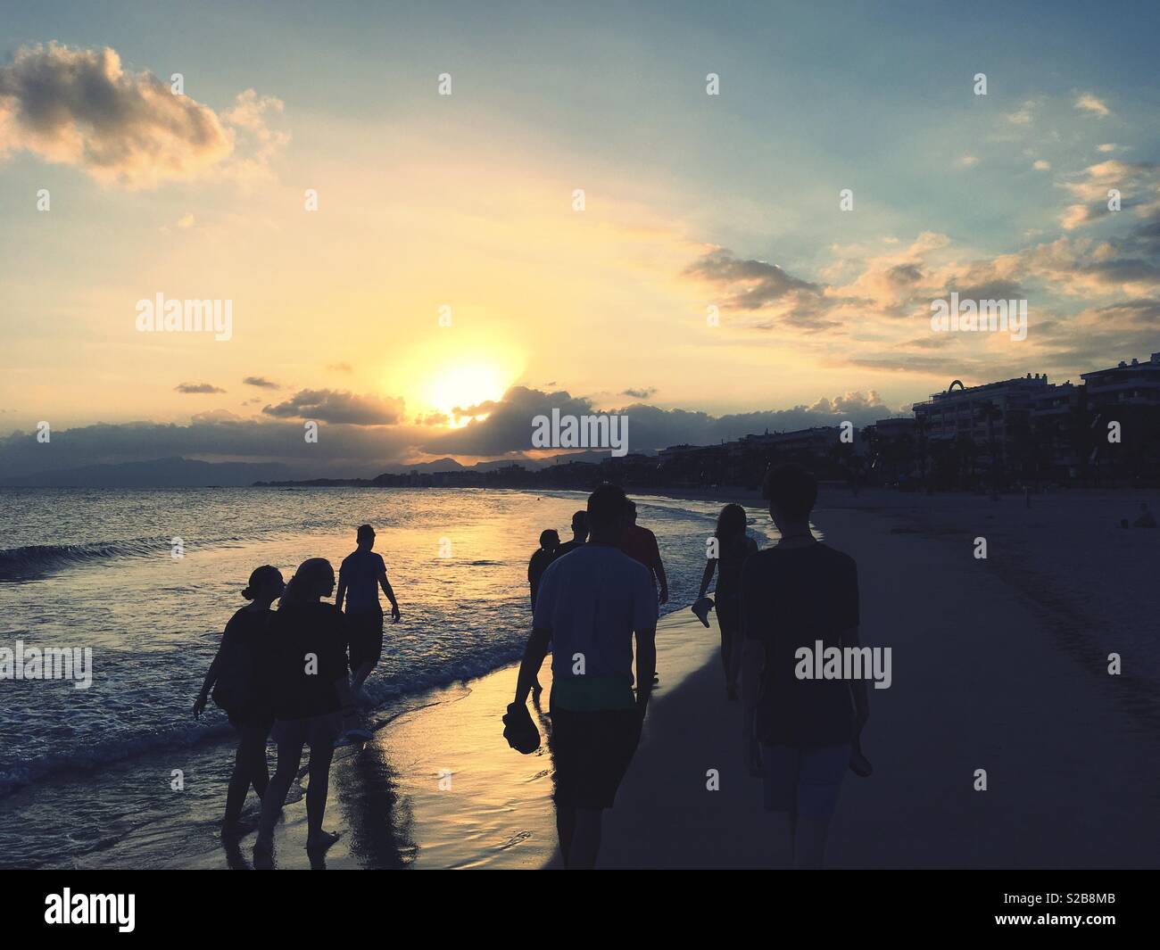 Teenager am strand -Fotos und -Bildmaterial in hoher Auflösung – Alamy