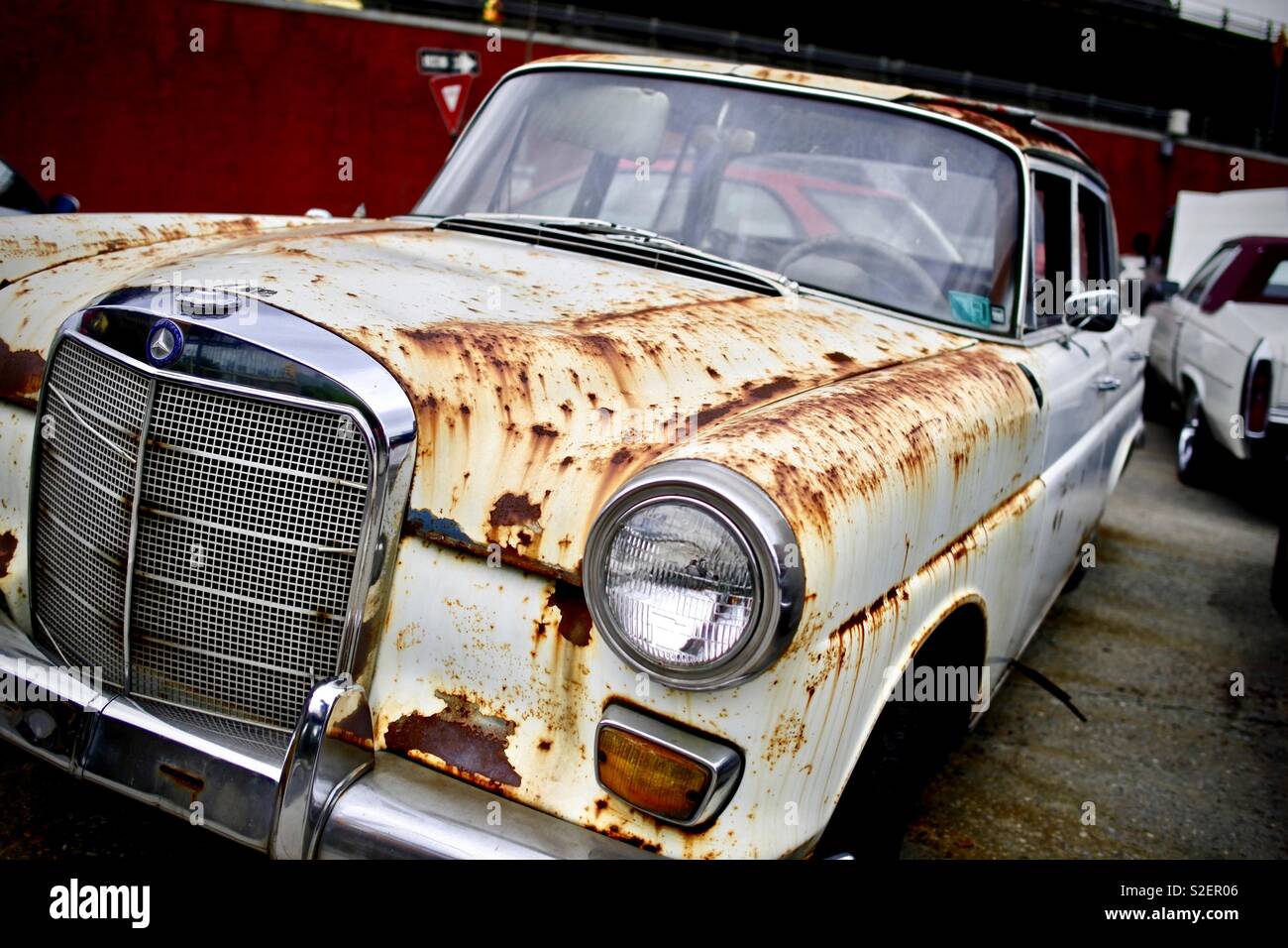 Old rusty mercedes classic car -Fotos und -Bildmaterial in hoher ...