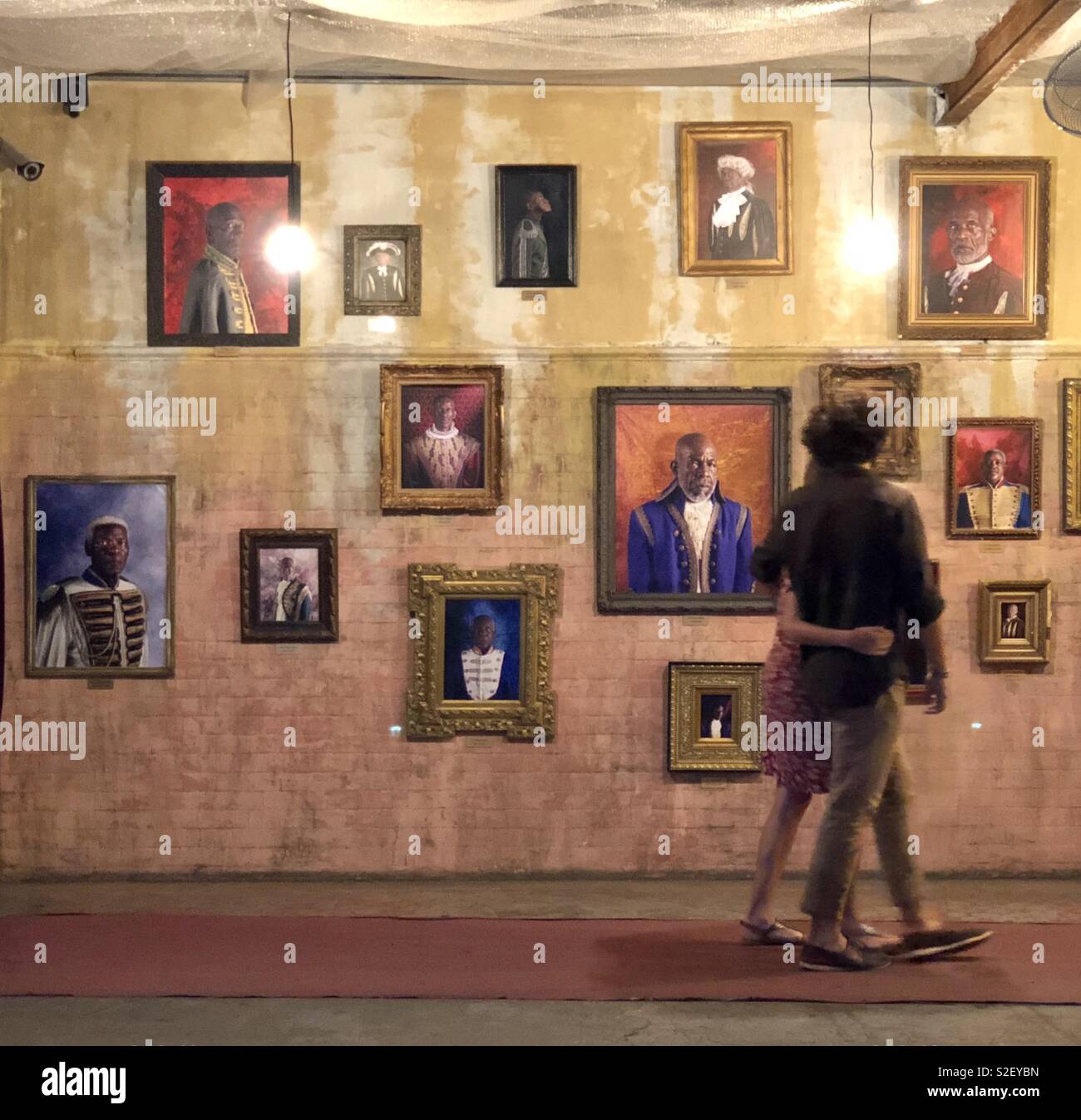 Die Besucher der Fabrica de Arte Cubano Kunstgalerie und Entertainment ...