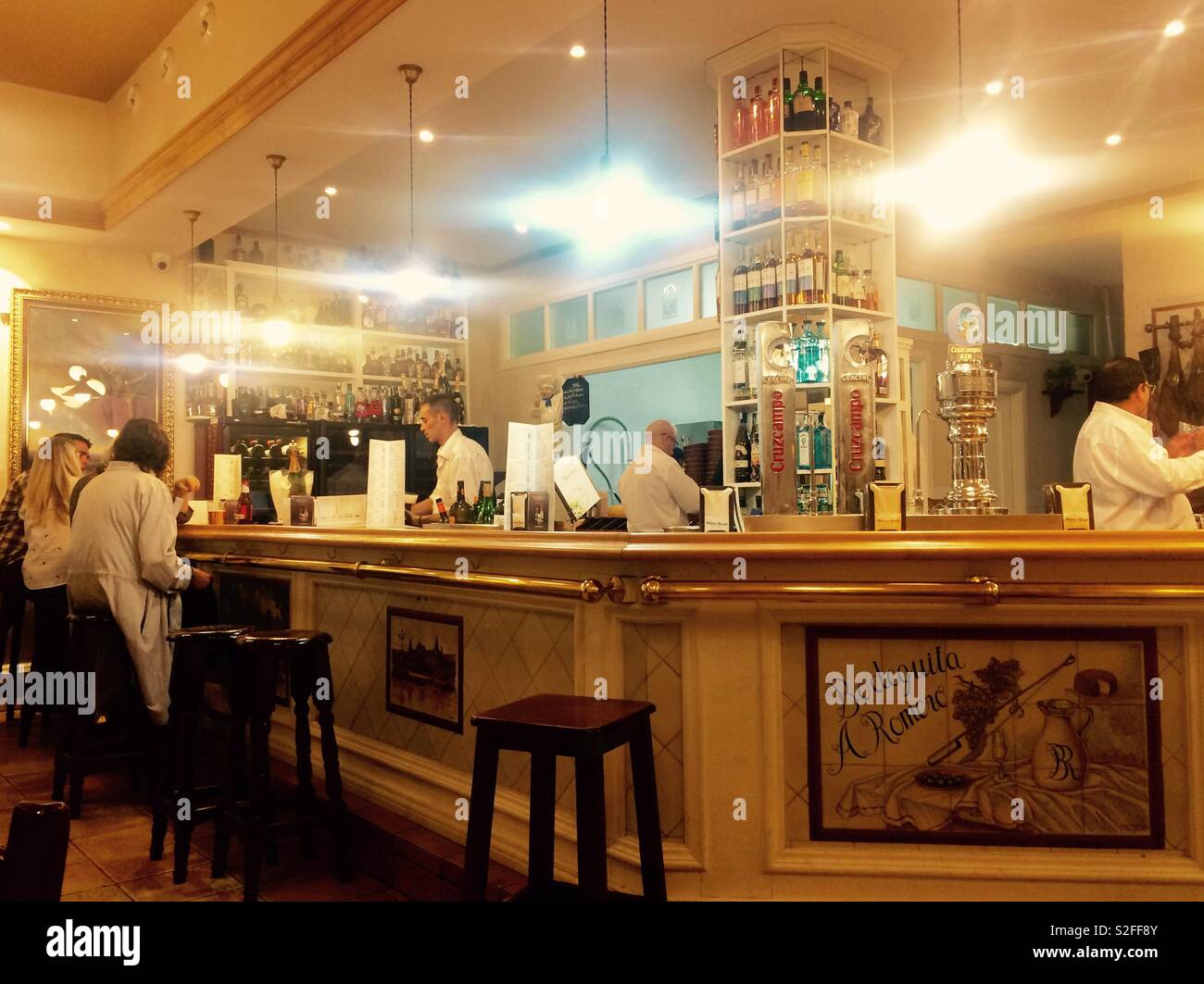 Bar stools pub -Fotos und -Bildmaterial in hoher Auflösung – Alamy