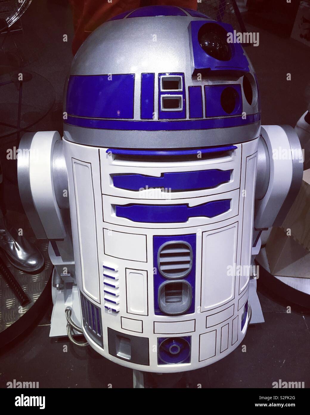 Star Wars Roboter R2-D2 (/ˌⱭːrtuːˈdiːtuː/), oder Artoo-Detoo, einem ...