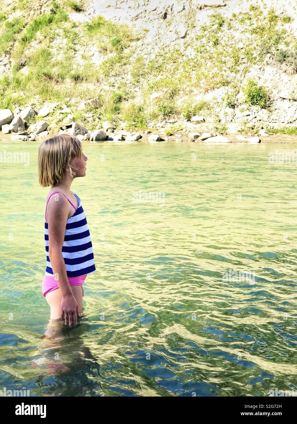 Mädchen in badeanzug -Fotos und -Bildmaterial in hoher Auflösung – Alamy