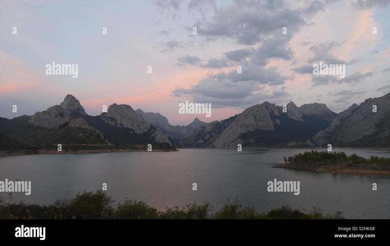 Reservoir von riano -Fotos und -Bildmaterial in hoher Auflösung – Alamy