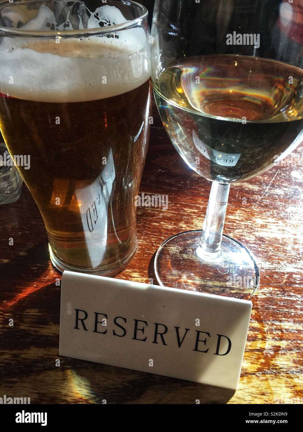 Reservierter tisch -Fotos und -Bildmaterial in hoher Auflösung – Alamy