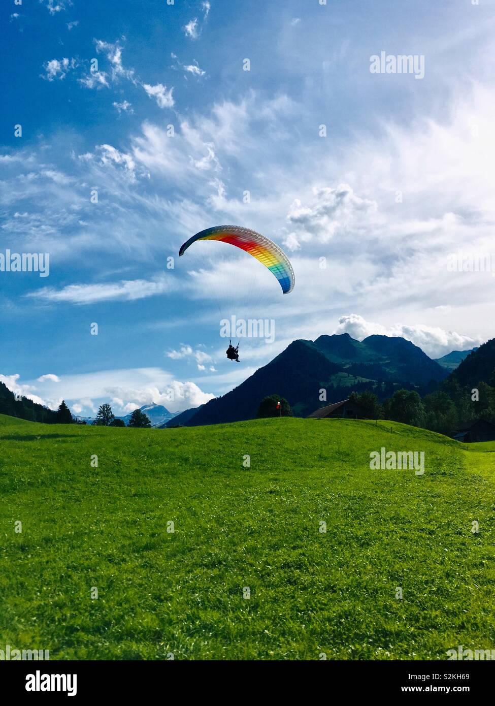 Gleitschirmfliegen in den bergen -Fotos und -Bildmaterial in hoher ...