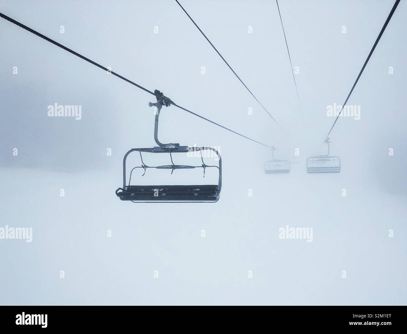 Sessellift leer nebel -Fotos und -Bildmaterial in hoher Auflösung – Alamy