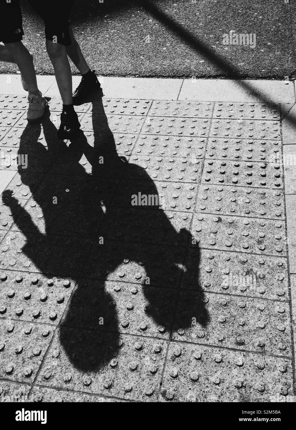 Schatten der kinder -Fotos und -Bildmaterial in hoher Auflösung – Alamy