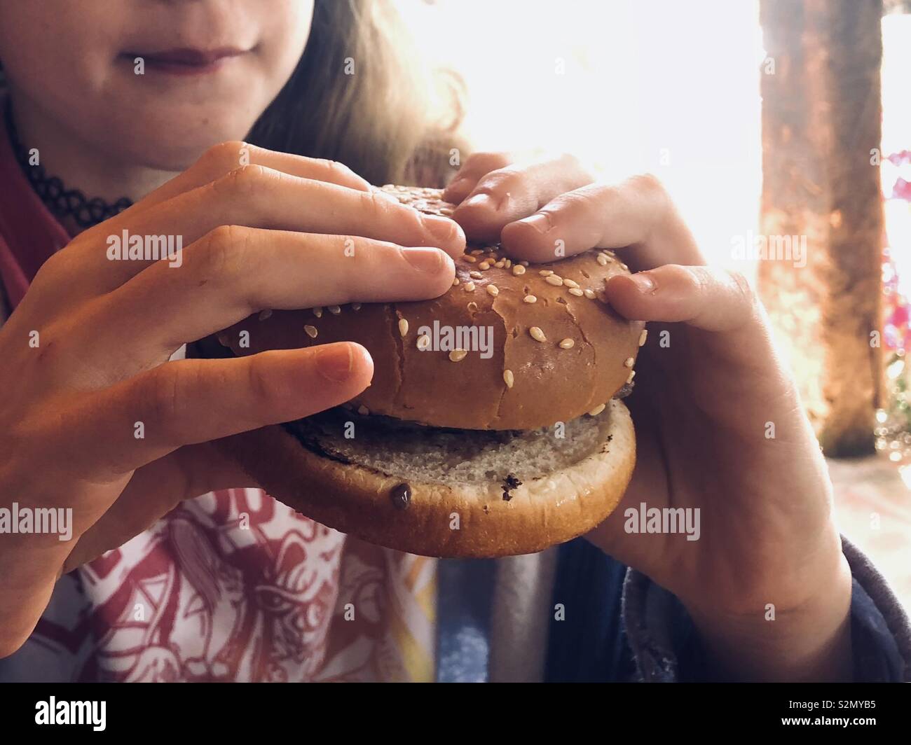 Ein kind isst einen hamburger -Fotos und -Bildmaterial in hoher ...