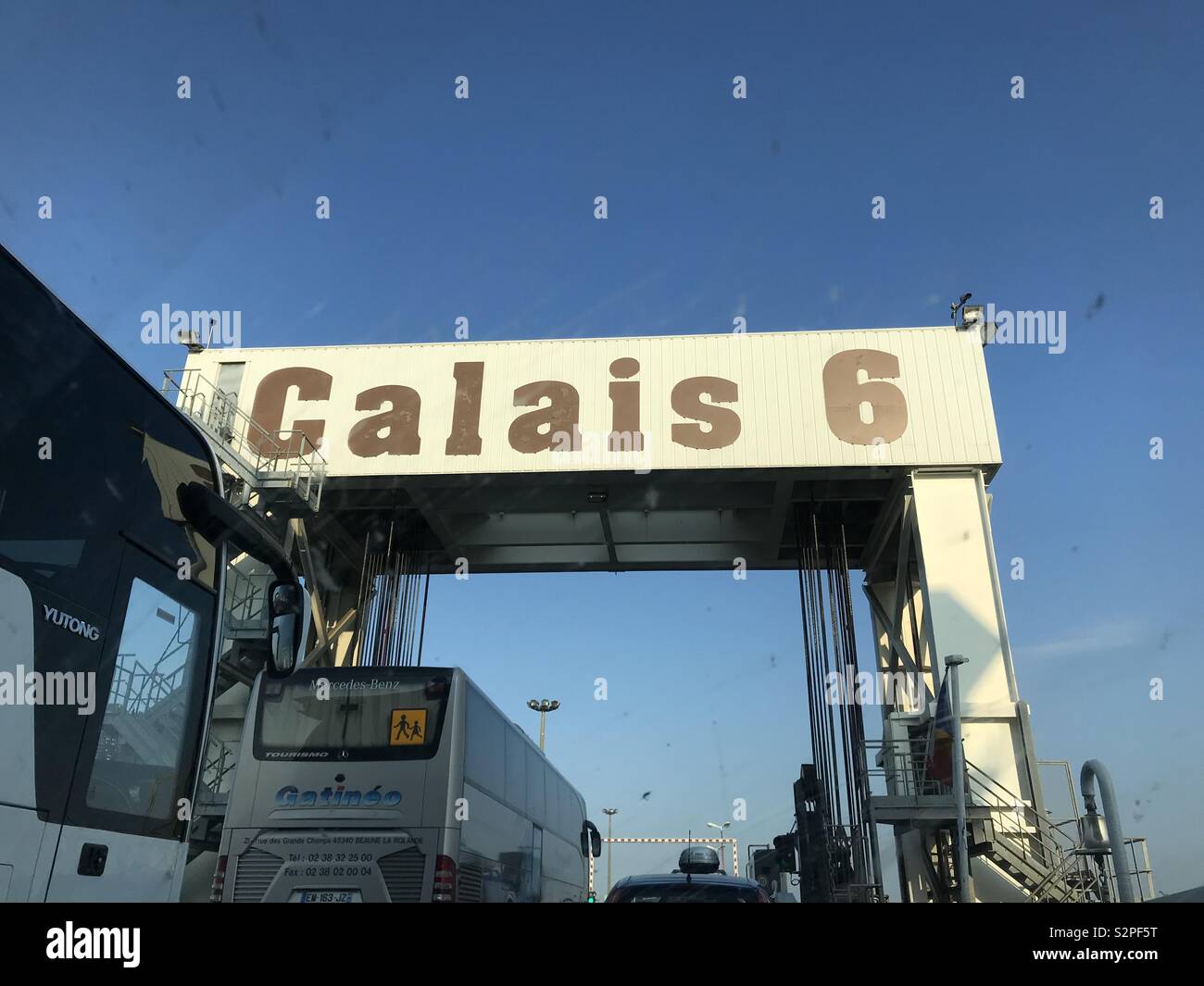 Arriving bus -Fotos und -Bildmaterial in hoher Auflösung – Alamy