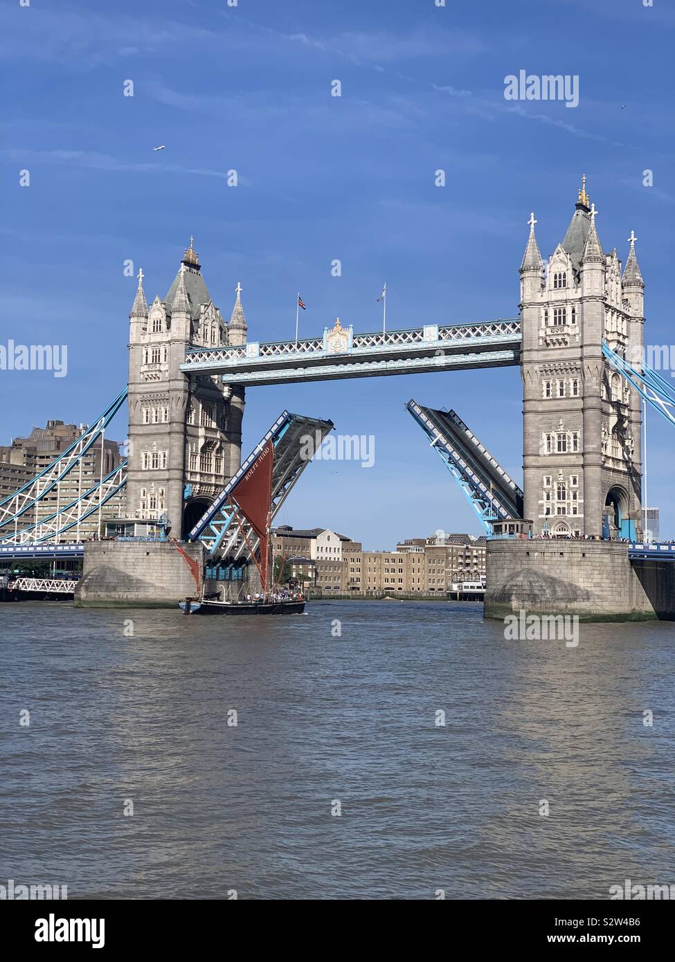Tower bridge opening -Fotos und -Bildmaterial in hoher Auflösung – Alamy