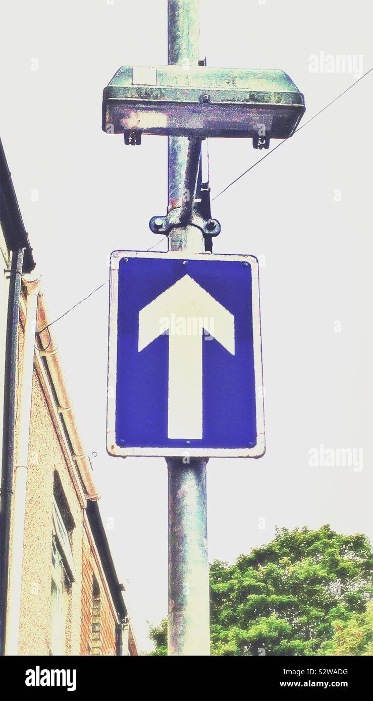 Wegweiser mit einem pfeil -Fotos und -Bildmaterial in hoher Auflösung ...