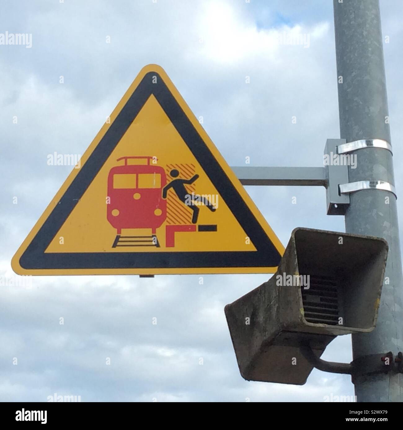 Warnschild Bahn Bahnsteig Stockfotos und -bilder Kaufen - Alamy