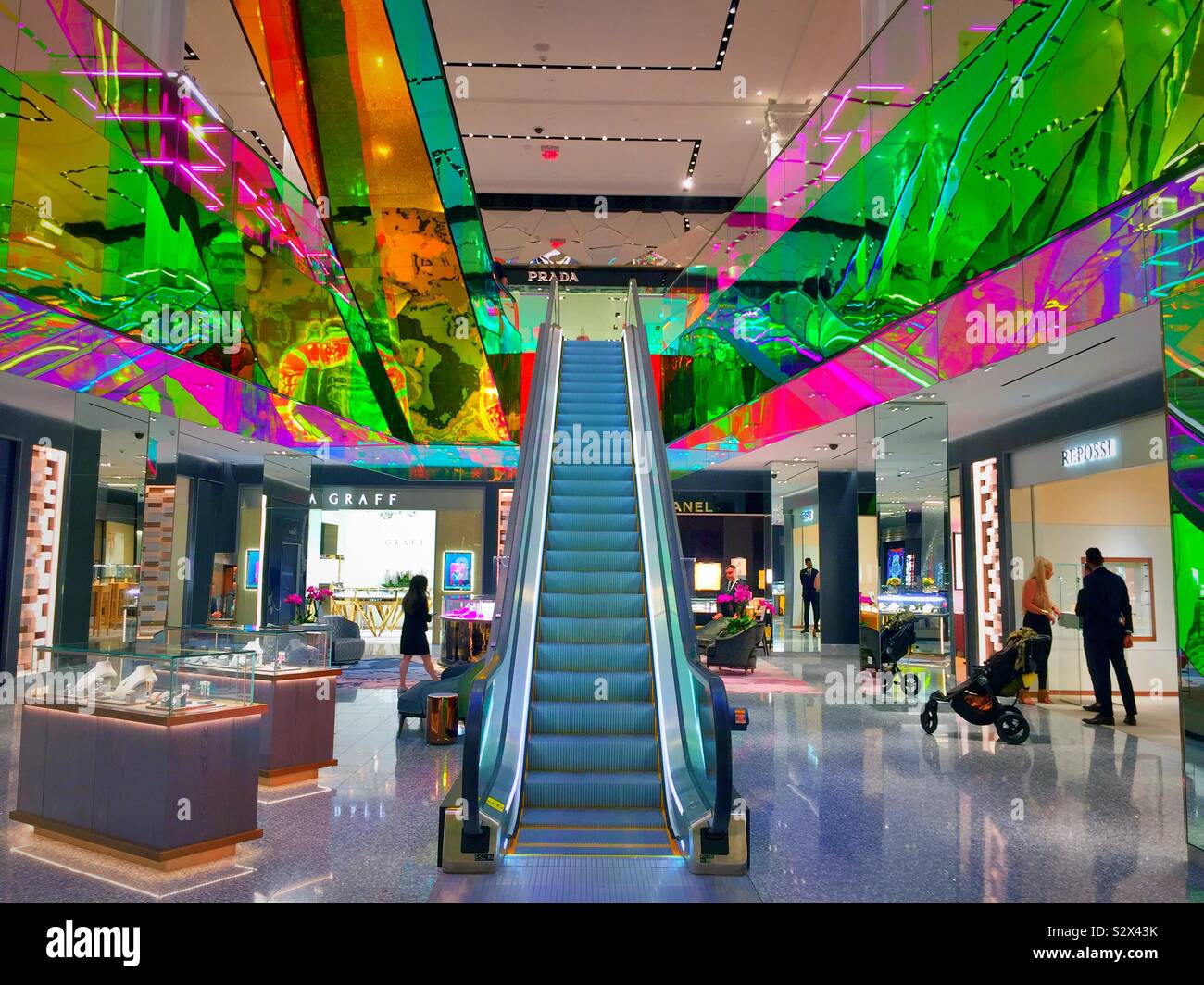 Multi level department store -Fotos und -Bildmaterial in hoher ...