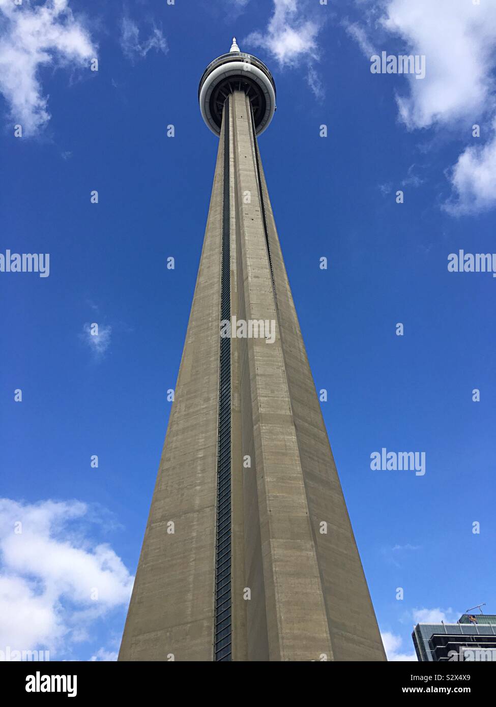 Cn tower looking up -Fotos und -Bildmaterial in hoher Auflösung – Alamy