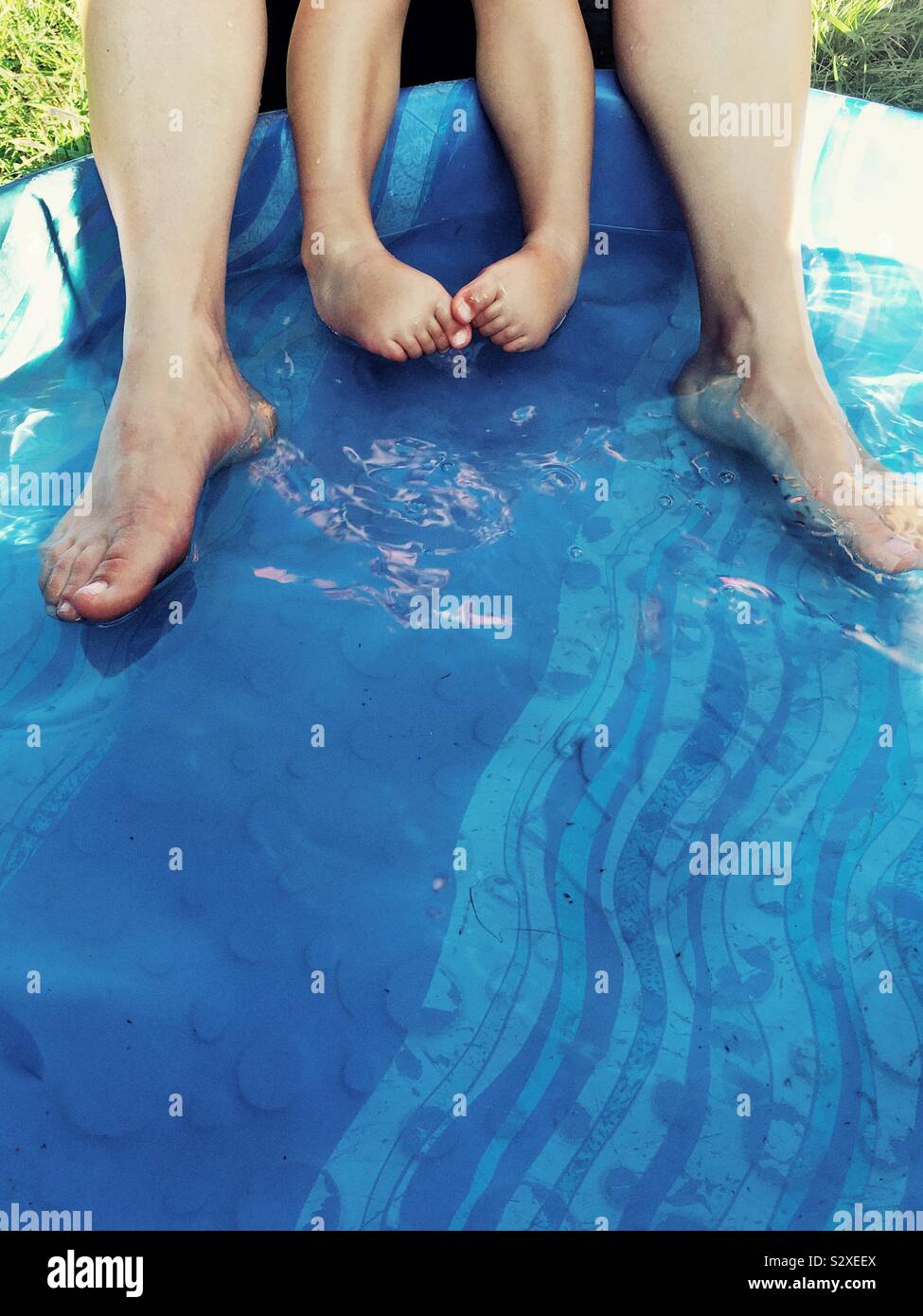 Kids feet pool -Fotos und -Bildmaterial in hoher Auflösung – Alamy