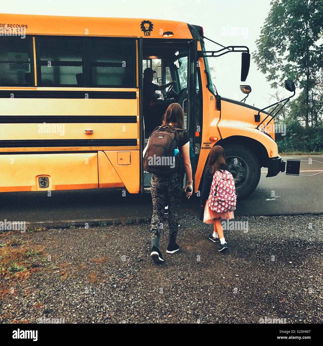 Kinder im bus -Fotos und -Bildmaterial in hoher Auflösung – Alamy