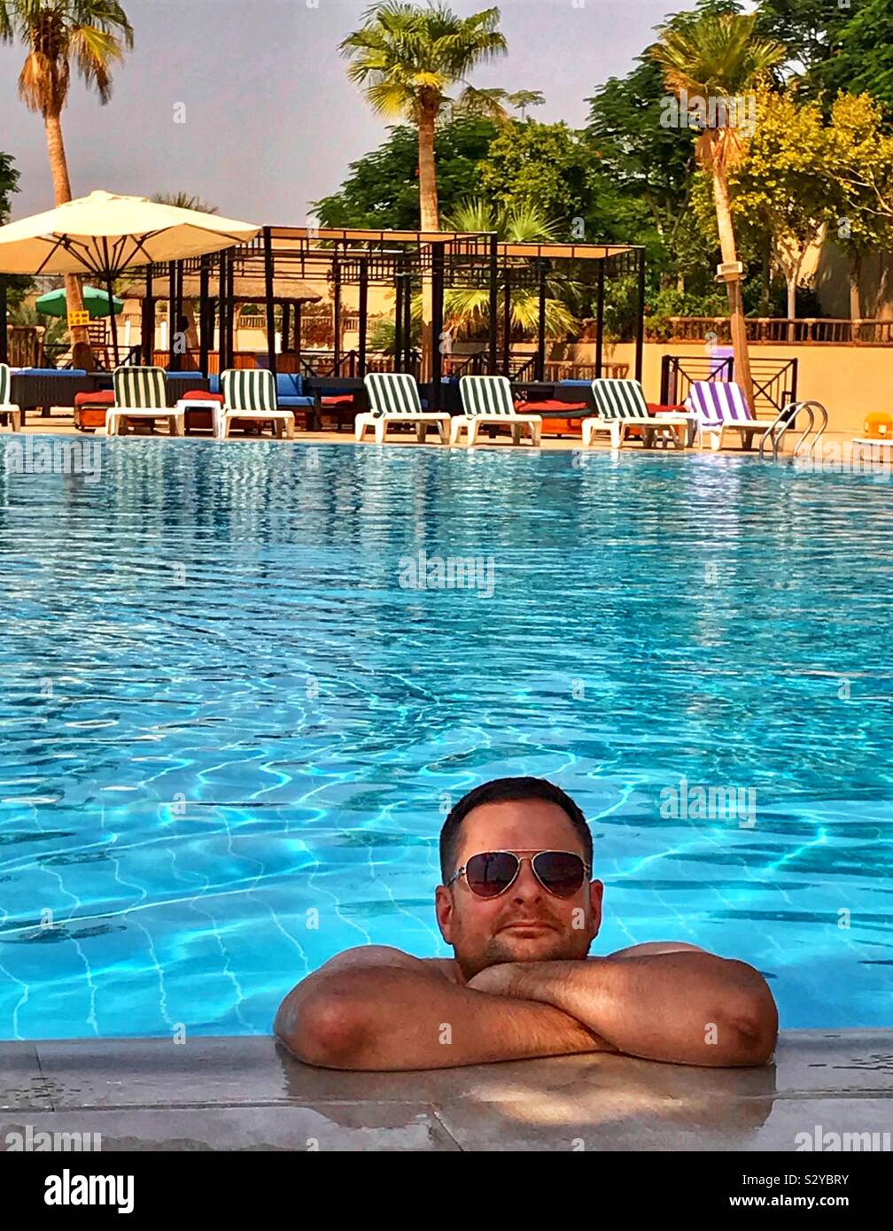 Man chilling in swimming pool -Fotos und -Bildmaterial in hoher ...