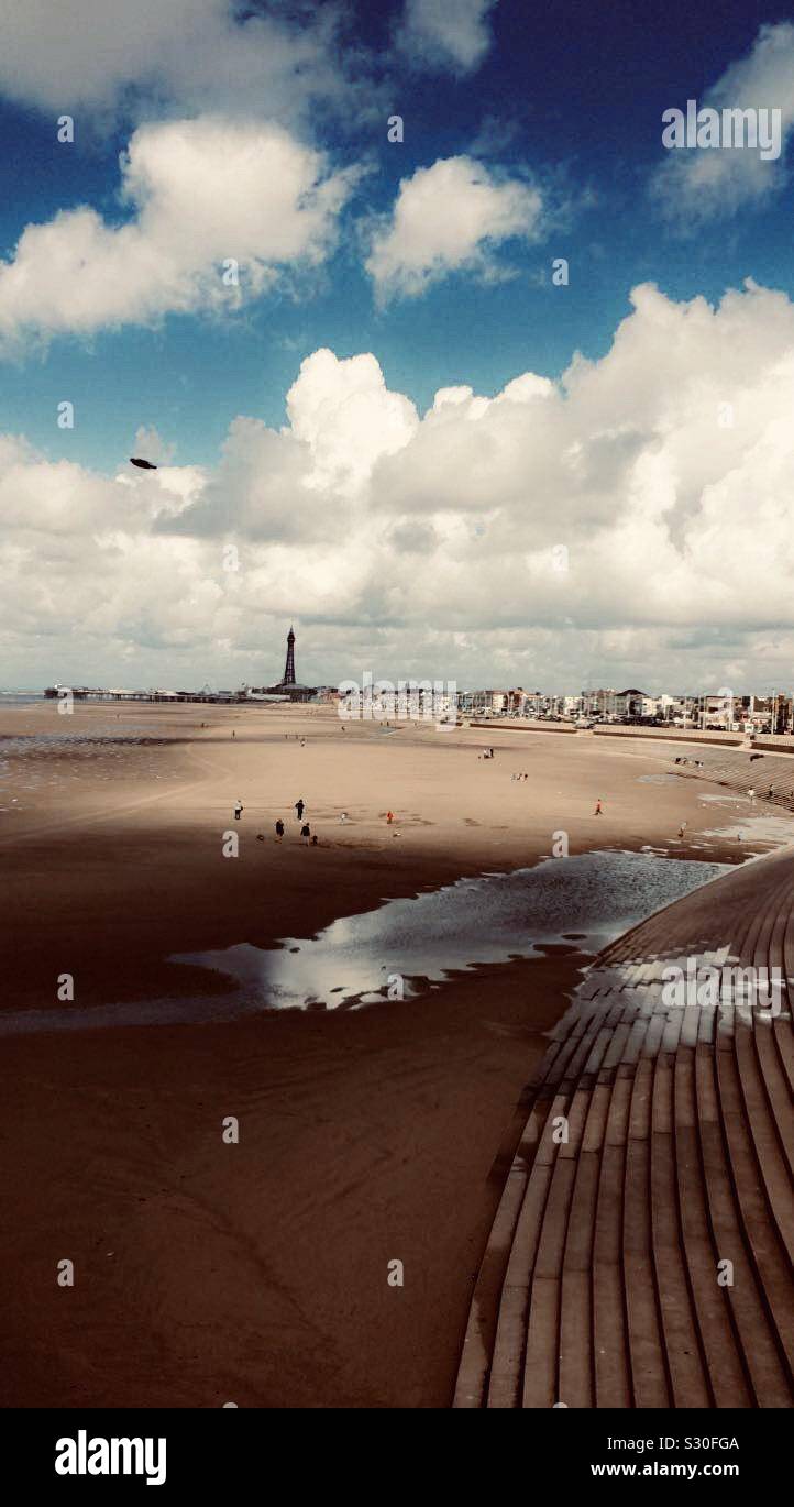 Blackpool strand und blackpool turm -Fotos und -Bildmaterial in hoher ...