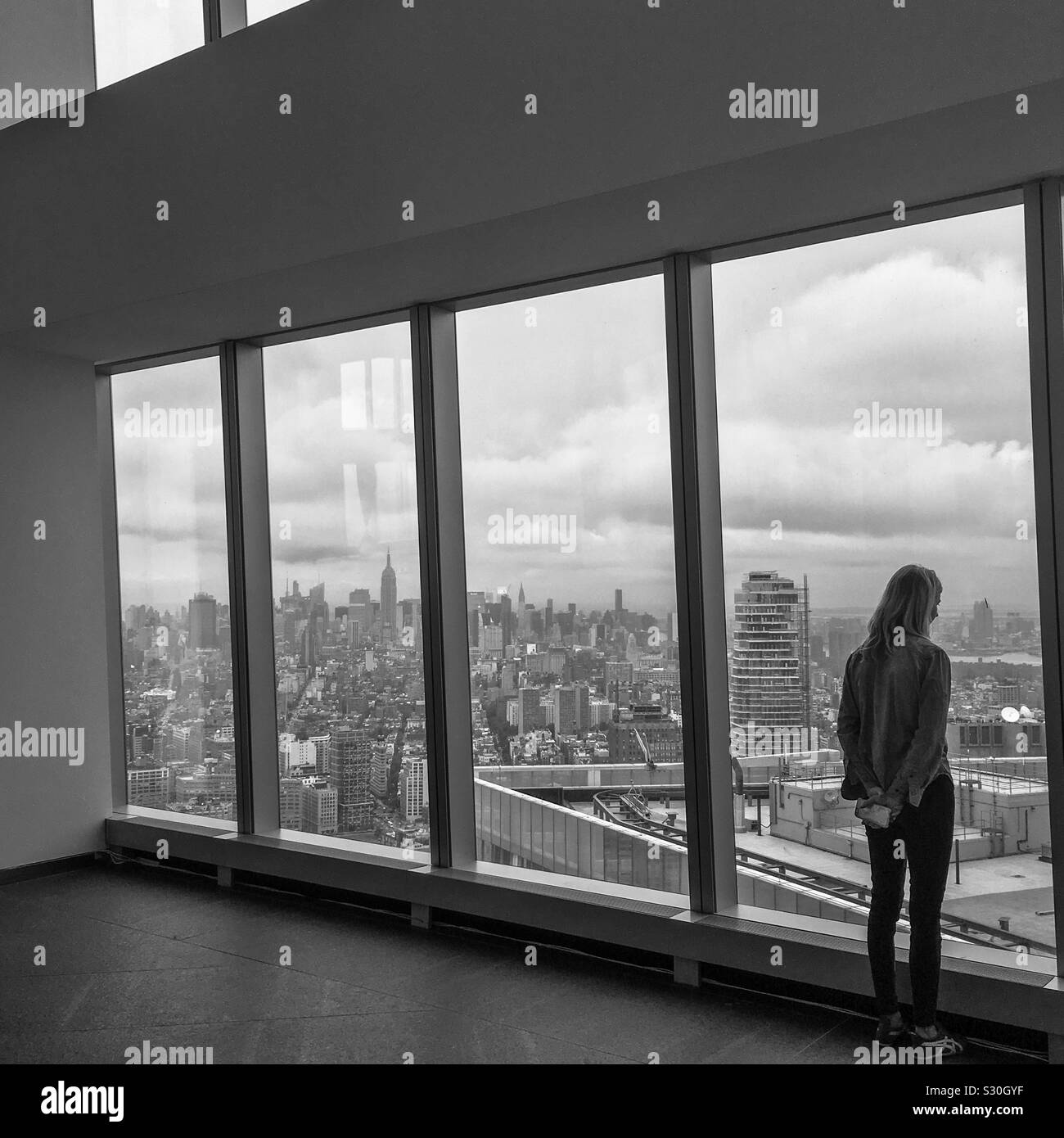 Frau Schaut Nach Unten Schwarzweiß Stockfotos Und Bilder Alamy 9634