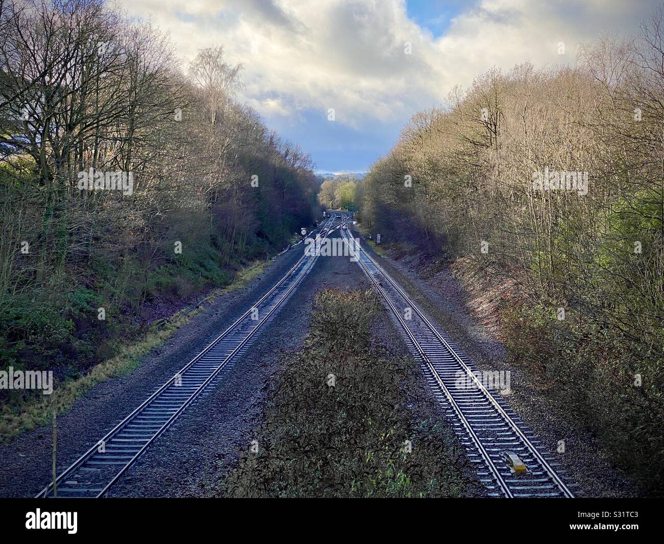 Zwei eisenbahnlinien laufen zusammen -Fotos und -Bildmaterial in hoher ...